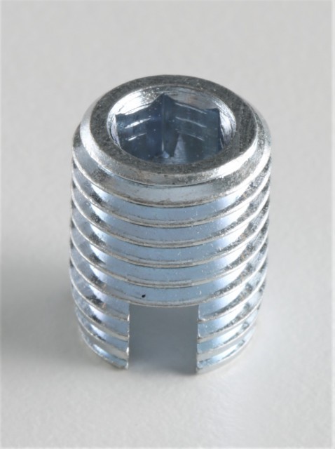 Manguito roscado autorroscante con ranura de corte y casquillo hexagonales